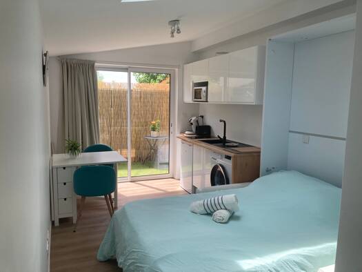 1 annonce studios (T1/F1) meublés à louer Centre Ancien Pertuis 84120 à partir de 635€, Seloger.com