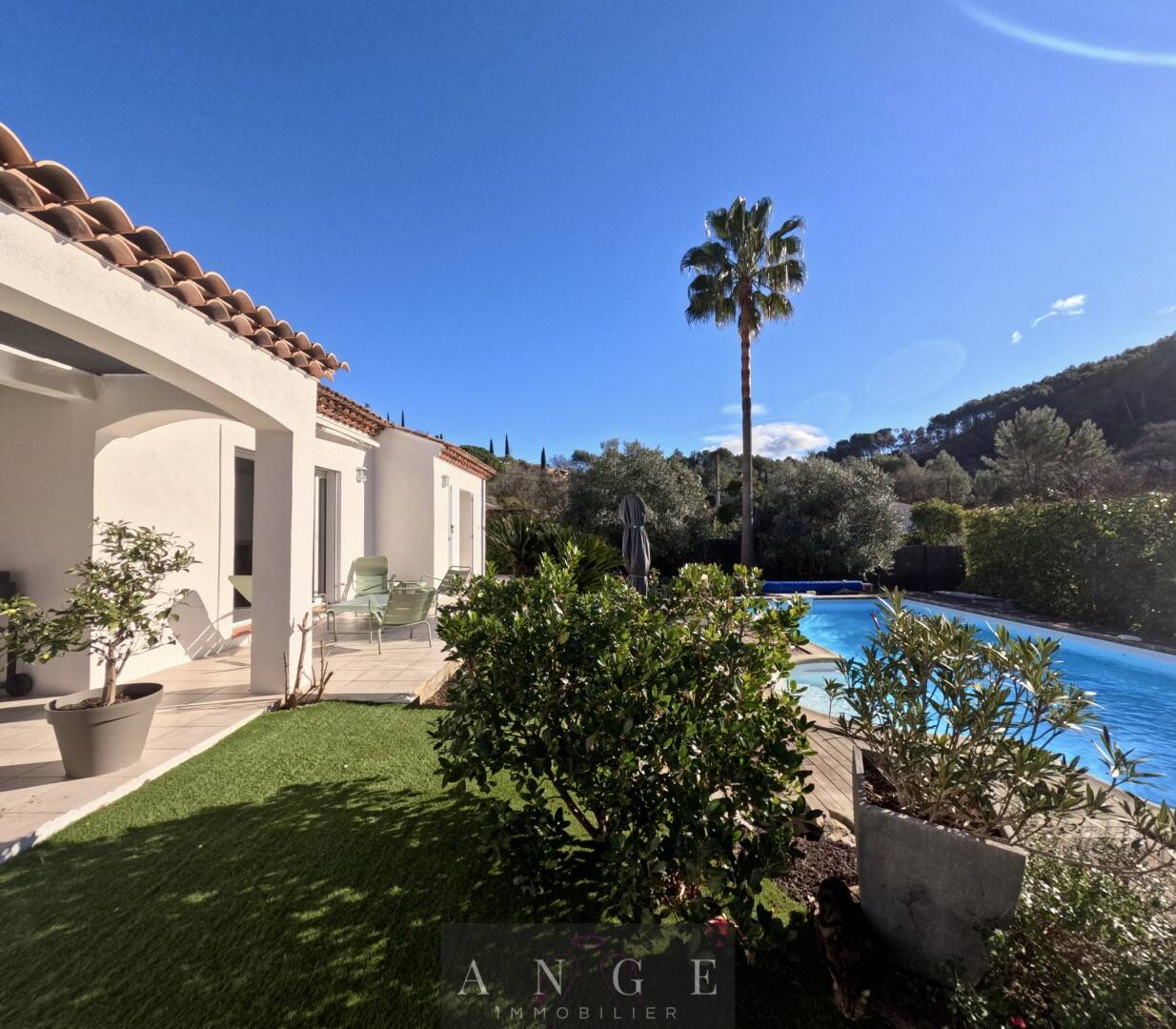 Maison de plain-pied à vendre T6/F6 128 m² 735000 € Solliès-Toucas (83210)